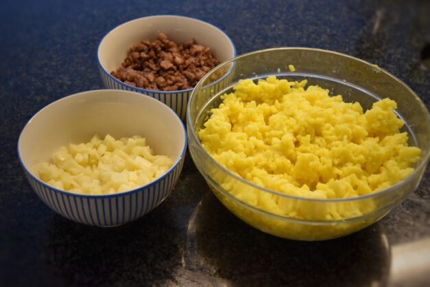 Arancini luganiga, formaggella e merlot del Ticino